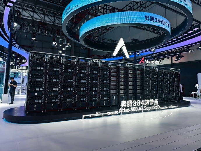 华为在 WAIC 现场展示昇腾 384 超节点真机（Atlas 900 A3 SuperPoD） - OSCHINA - 中文开源技术交流社区